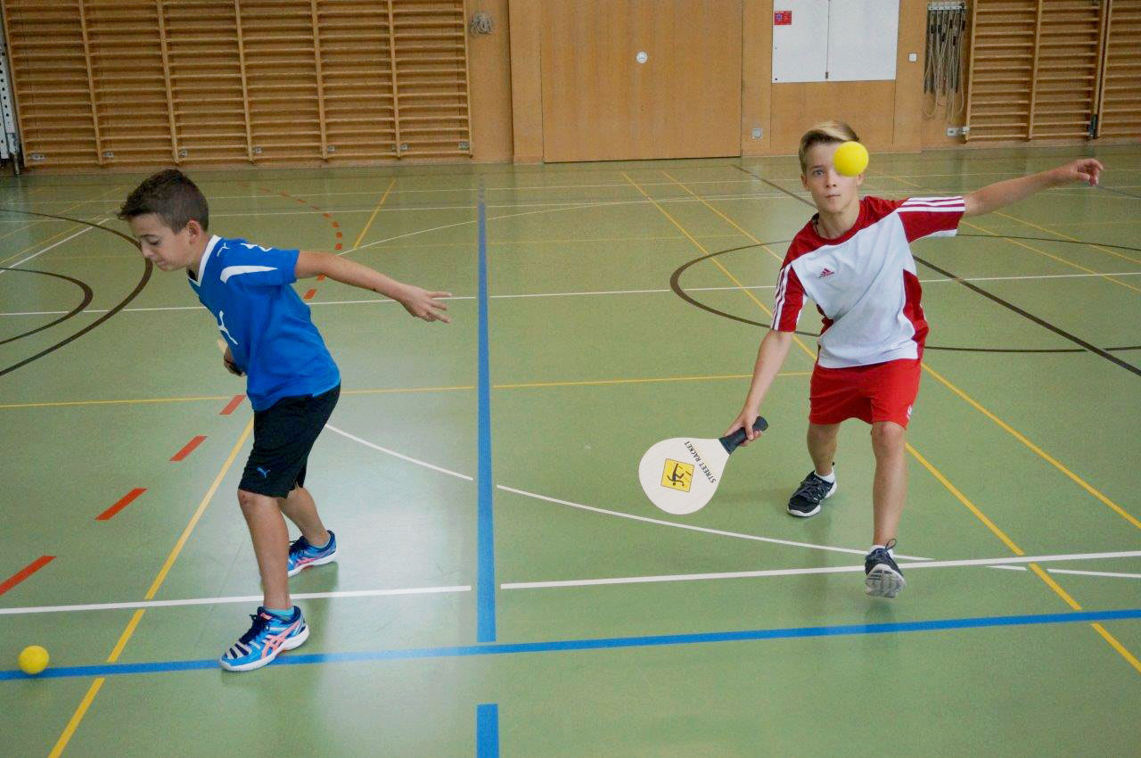 Jeux de renvoi avec enfants: Street Racket Challenge » mobilesport.ch