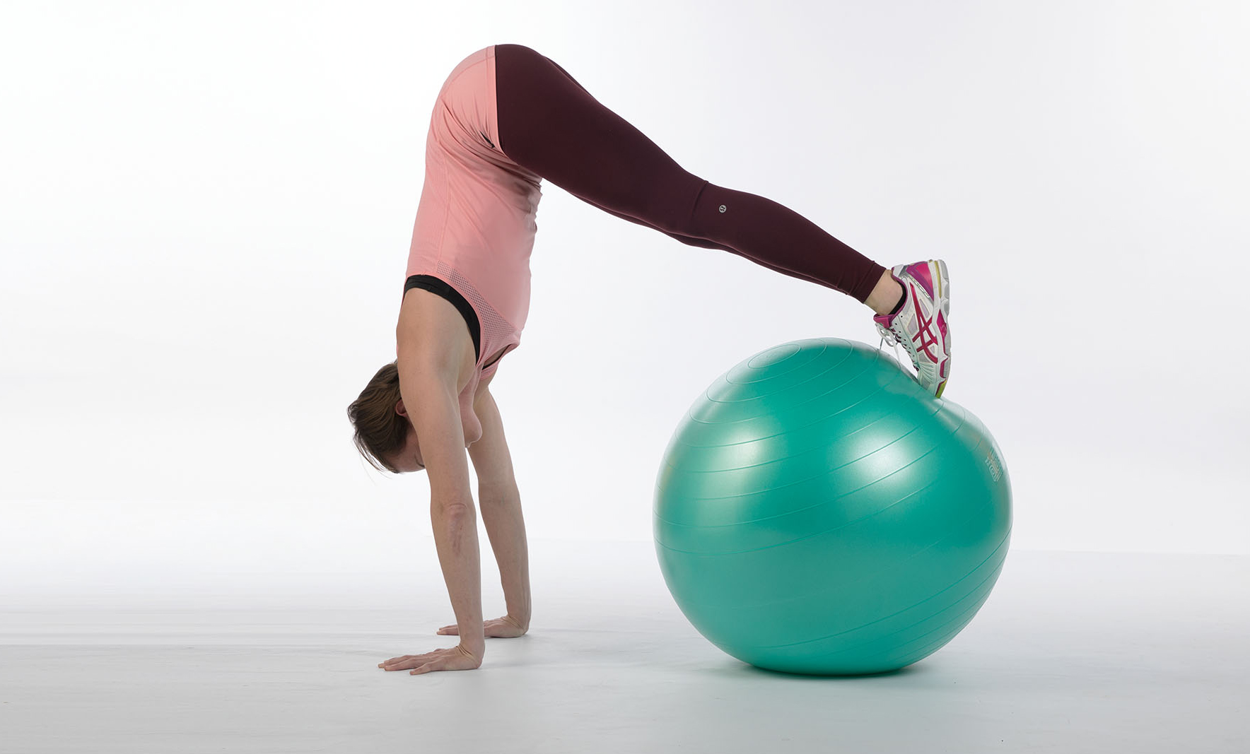 Training mit Hilfsmitteln − Swissball: Gerader Kniezug » mobilesport.ch